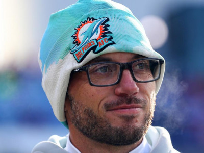 Was Mike McDaniel vaping? Social media speculates Dolphins coach ripped ...